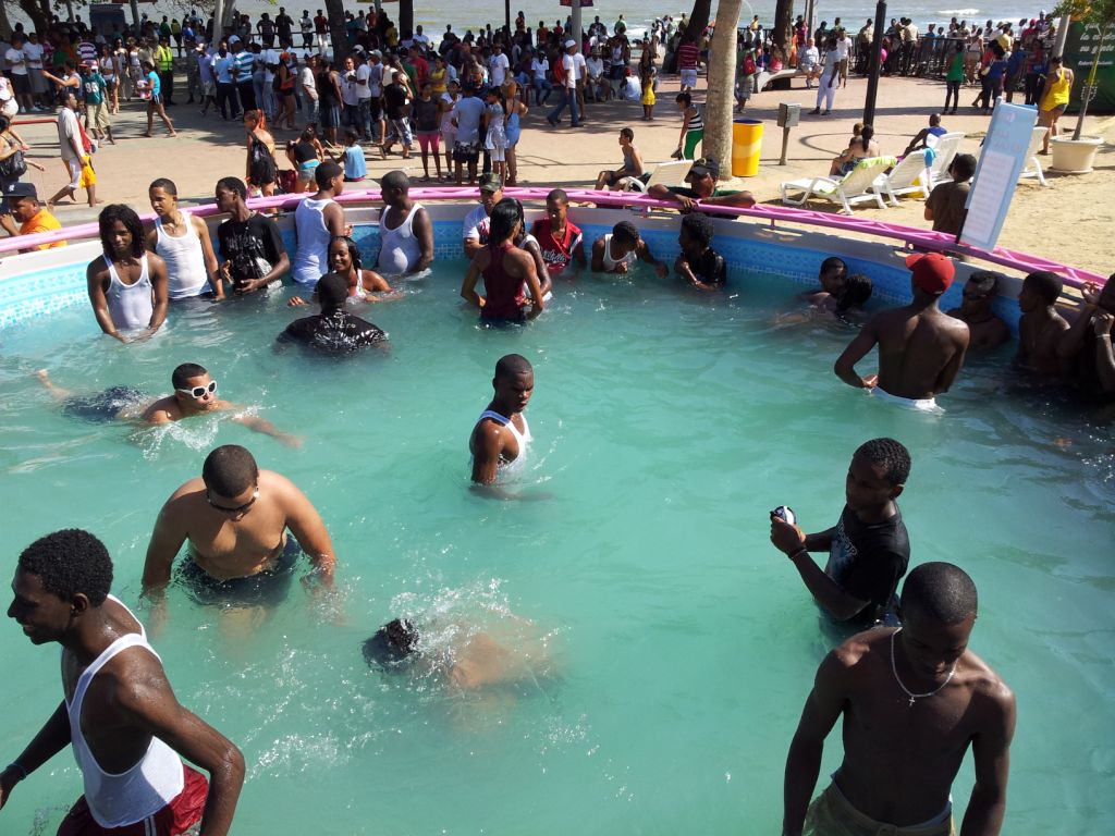 Decenas de personas visitan las piscinas de Güibia - CDN - El Canal de ...