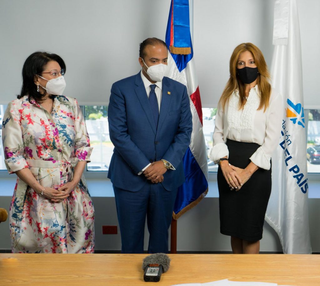 Rosa Rita Alvarez entrega Fundación Reservas del País a Maribel Pérez ...