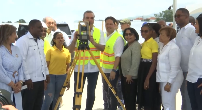 Presidente Abinader inicia construcción Centro de la UASD en Neyba.