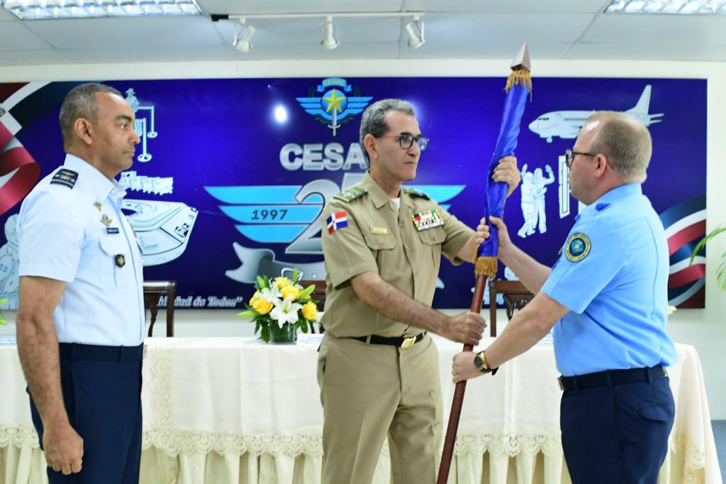 Ministro de Defensa juramenta nuevo director del CESAC
